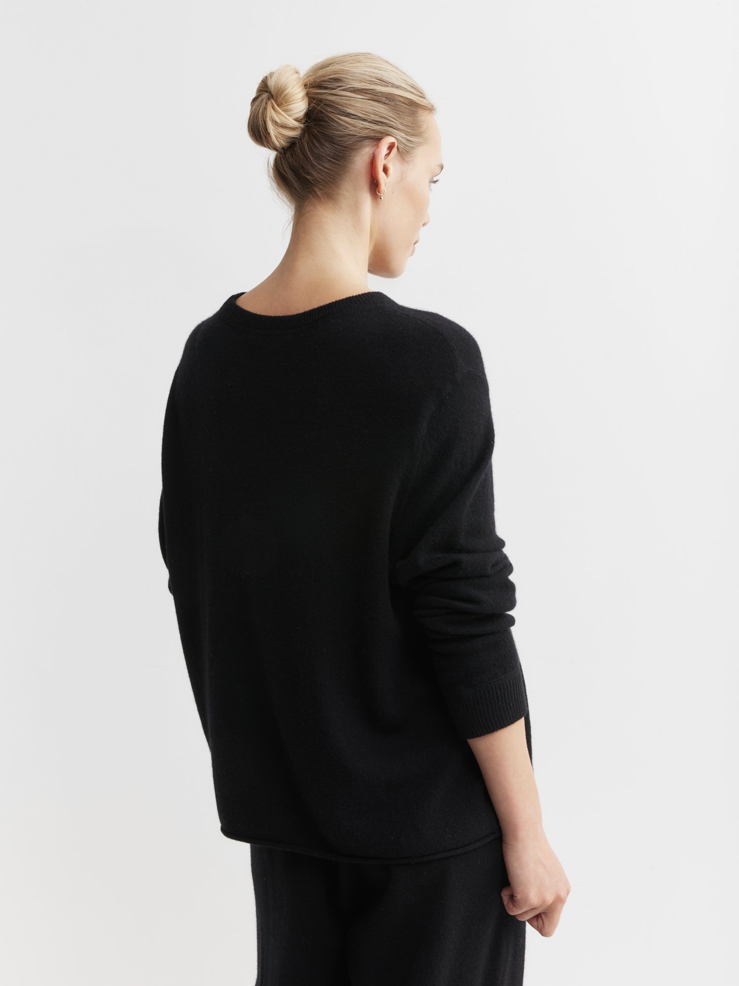 Cashmere Featherweight Oversize Crew - Black – Elle & Riley Cashmere